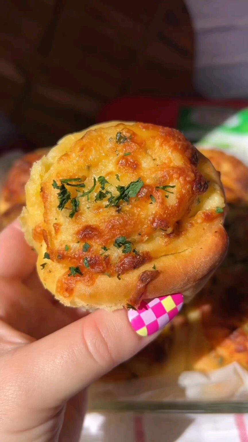 Garlic Bread Scrolls Recipe: Irresistible Homemade Goodness 2023 ...